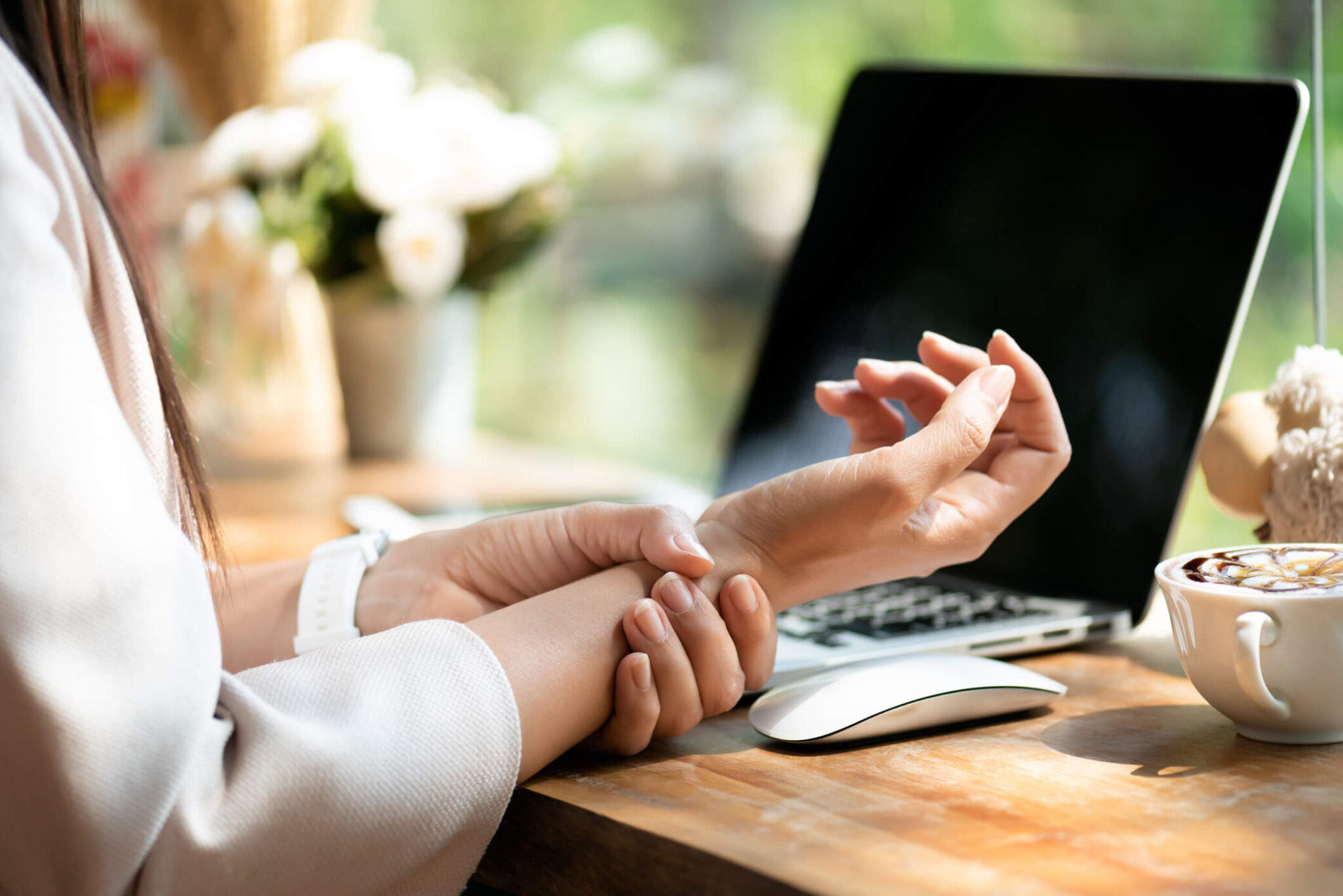 5 Ergonomic Tips for Wrist Pain Relief | BenchMark PT
